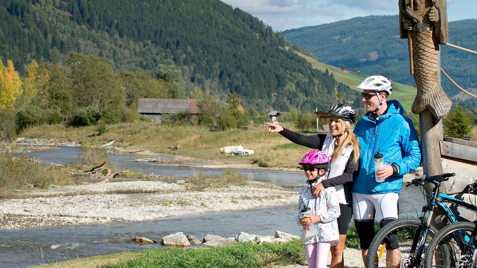 Dem Wasser entlang radeln - familiii Fahrrad